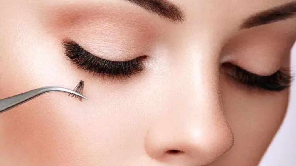 The Ultimate Guide to Applying Eyelash Strips Like a Pro